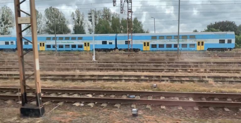 Wagony osobowe piętrowe typu Bhp oraz typu Bmnopux. 2024r. – Polrails